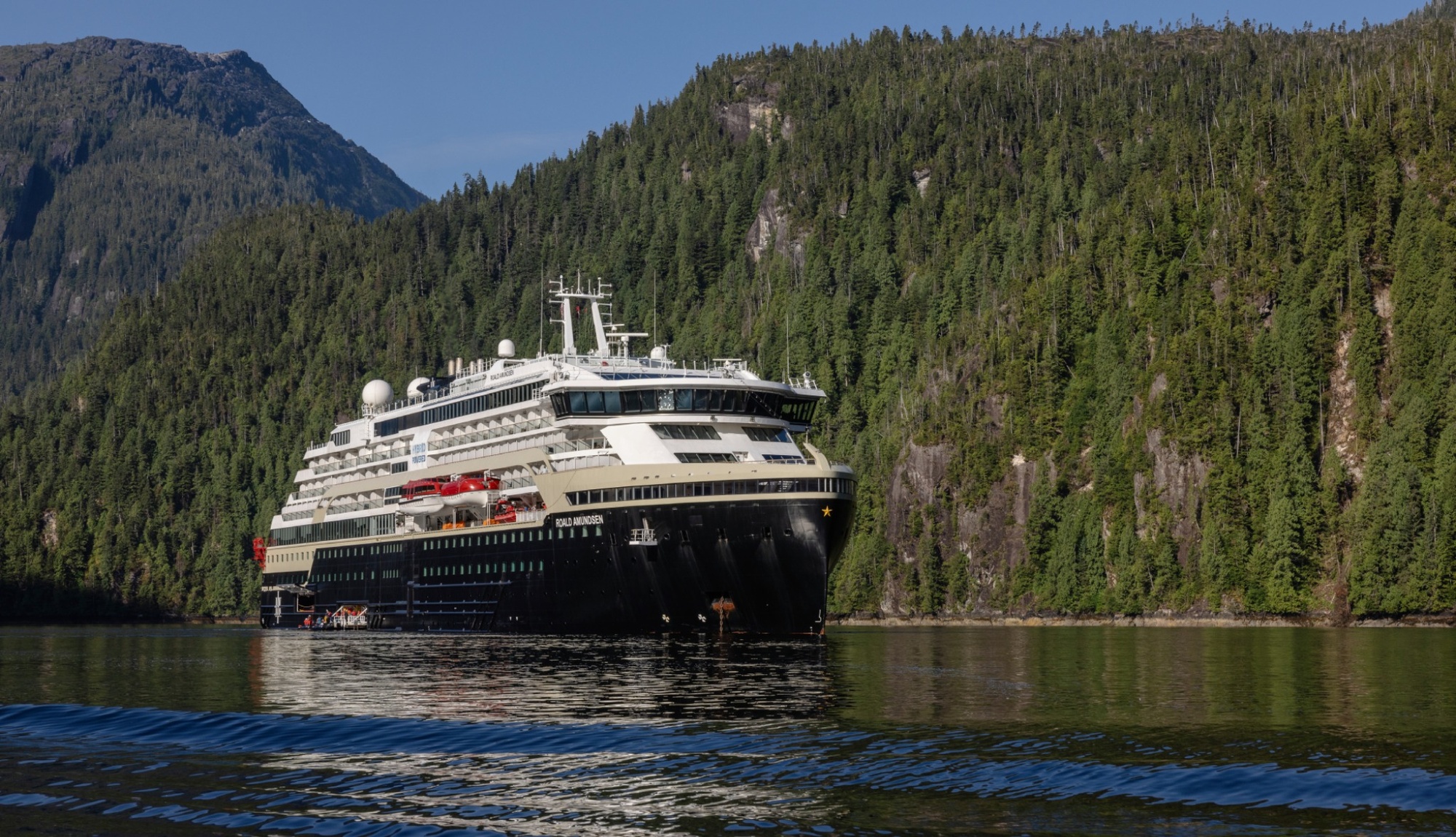 Expedition Cruises | Expert Guide & Luxury Voyages | Paramount